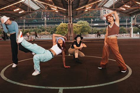 도시 거리에서 야외에서 춤을 추는 도시 스타일의 여성들 춤에 대한 스톡 사진 및 기타 이미지 춤 한국 민족 길거리 스타일 Istock