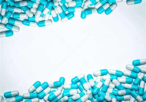 Comprimidos de cápsula de antibiótico azul branco em fundo branco