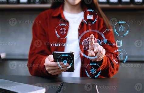 Donna Utilizzando Chatbot Nel Computer E Tavoletta Inteligente