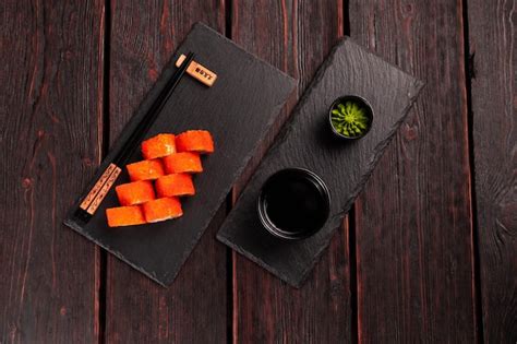 Rollo Con Sushi De Pescado Con Palillos Concepto De Comida Asiática