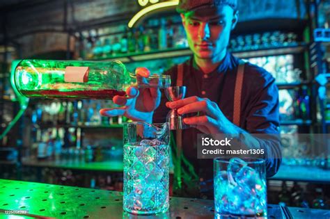 바만은 여러 가지 빛네온 빛에 촬영알코올 칵테일의 준비를 완료 남자에 대한 스톡 사진 및 기타 이미지 남자 네온 따르기 Istock