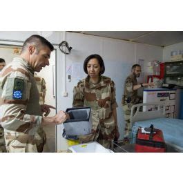ImagesDéfense Présentation de matériel médical au médecin général des