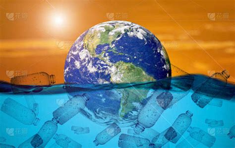 世界只在水里漂流，塑料瓶子在海里漂流。塑料水瓶污染在海洋环境中的概念污染和依赖塑料的概念
