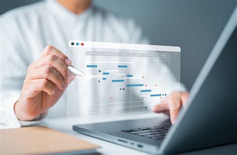Gantt 차트 일정을 사용하여 작업 및 진행 상황을 계획하는 관리자입니다 건설 운영 영업 할 일 목록 및 마케팅을 위한 기업
