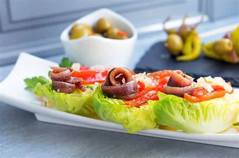 멸 치와 고추 전통 전채 작은 보석 상 추 라는 길다 올리브 사과 쥬 스 바스크 요리입니다 스페인 멸치에 대한 스톡 사진 및 기타 이미지 Istock