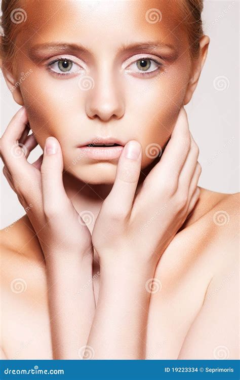Modelo De La Mujer Con Maquillaje Del Plástico Del Bronzer De La Manera