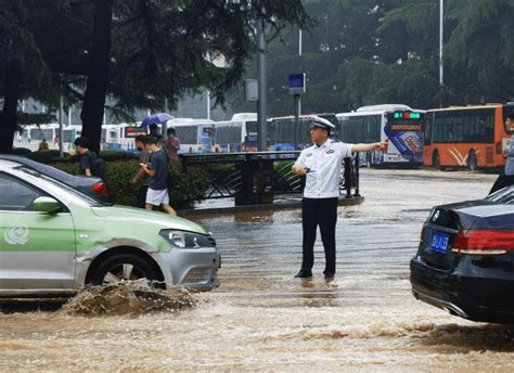 民警涉水探路！青岛交警出动500余人次全力应对突发暴雨警情积水路段路口