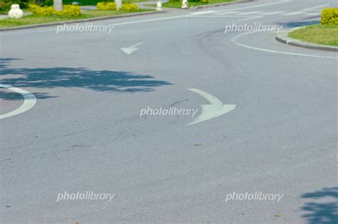 道路の矢印くねくね 写真素材 402768 フォトライブラリー Photolibrary