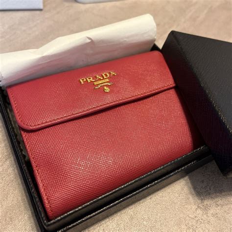 Prada 二つ折り財布 美品 【超特価sale開催！】 Swimmainjp