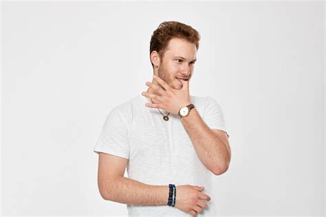 손톱을 갉 아 먹는 동안 스트레스의 감정을 표현 하는 수염 젊은 남자의 스튜디오 샷 T 셔츠에 대한 스톡 사진 및 기타 이미지 T 셔츠 감정 광고 Istock