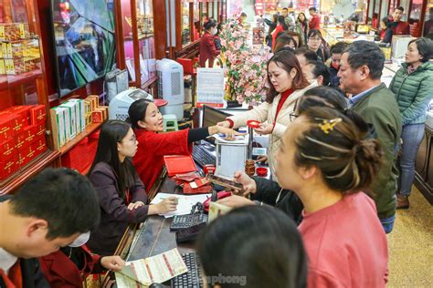 Người Hà Nội đổ xô mua bán vàng với giá cao chót vót