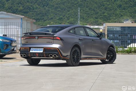 长安UNI V2 0T 自动领速版侧后45度车头向右水平图片 汽车图片大全 易车