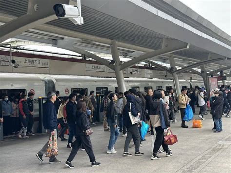 “轨交公交”，清明祭扫更便捷市民服务墓园