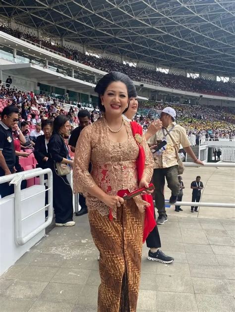 4 Gaya Artis Ikuti Misa Akbar Paus Fransiskus Di Stadion GBK Lyodra