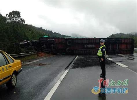 昨日，30辆新摩托躺在大广高速3车道上