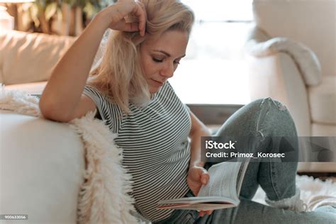 희미하게 빛에서 그녀의 거실의 바닥에 매혹적인 책 소설을 읽고 아름 다운 금발 백인 여자 거실에 대한 스톡 사진 및 기타 이미지 거실 공부 교육 Istock