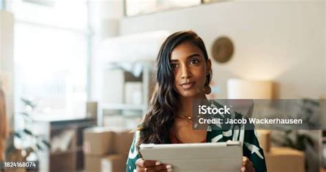 생각 물류 및 배송 중소기업 및 공급망 일정 계획을 위한 태블릿을 가진 여성 직원 문제 해결 및 온라인 쇼핑 재고 및 직송 상자를 위한 기술 20 24세에 대한 스톡 사진