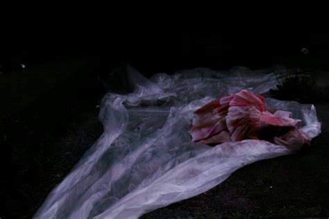 블랙 텍스타일에 핑크와 화이트 텍스타일 사진 Unsplash의 무료 회색 이미지