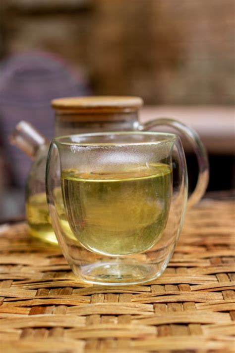 고급차 고요한 고요한 환경 꾸미다양조하다 녹차 다도 단순한 동양 따뜻한 음료 러스틱 미니멀리즘 배경을 흐리게 상쾌한 시골 야외 차 역사적 요리