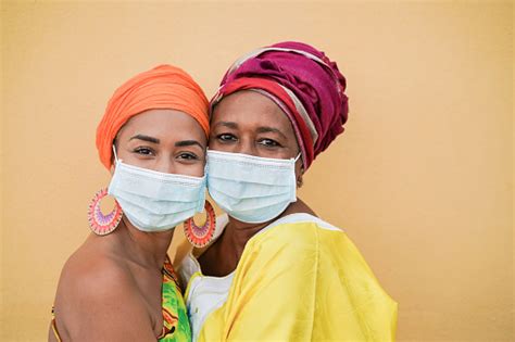 아름다운 아프리카 어머니와 딸이 코로나 바이러스에 대한 보호 얼굴 마스크를 착용하면서 서로 포옹 가족 사랑 2명에 대한 스톡 사진 및 기타 이미지 Istock