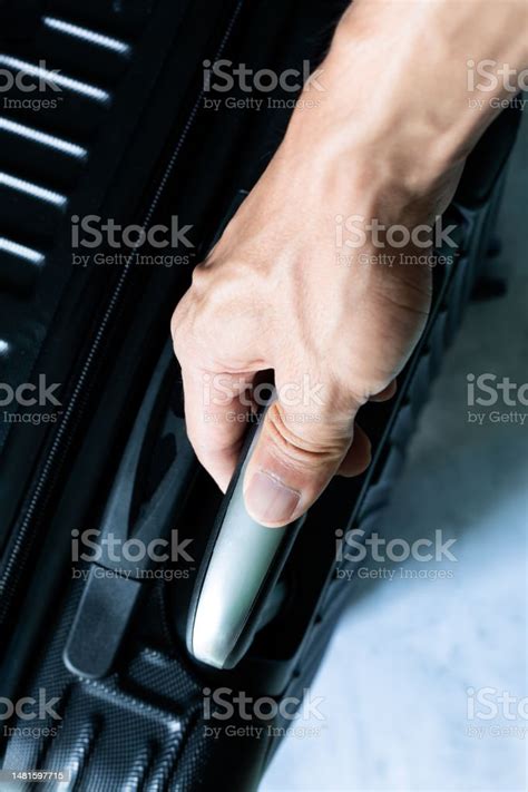 수하물 가방 여권 및 의료 용 마스크 손 들고 여권 및 노트북 가방과 출장준비 수하물승인 예방 접종 카드 백신 문서 및 승객의 시민 신원 여행자는 새로운 정상에서 여행을