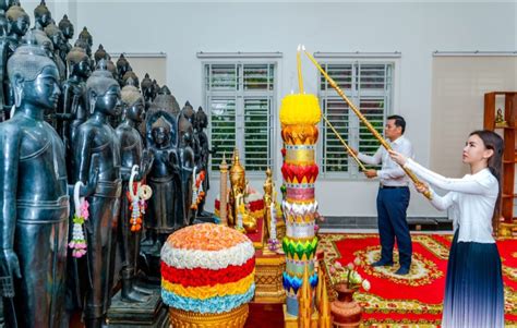 ឧកញ៉ា សុខ ចន្ធី និងឧកញ៉ា សាយ សុភ័ត្រា ចូលក្រាបថ្វាយបង្គំនិងប្រគេនទេយ្យទាន