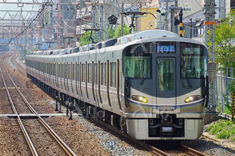 兵庫県 Jr神戸線の225系新快速 [145378714]の写真素材 アフロ