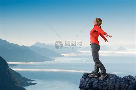 在山上徒步旅行的女人高清图片下载 正版图片503596395 摄图网