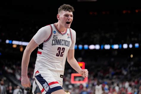 Dom Amore Uconns Donovan Clingan A Big Man With A Big Personality R