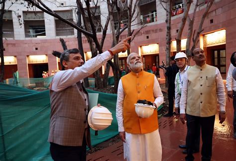 Pm Narendra Modi Today Went For A Surprise Visit To The New Parliament