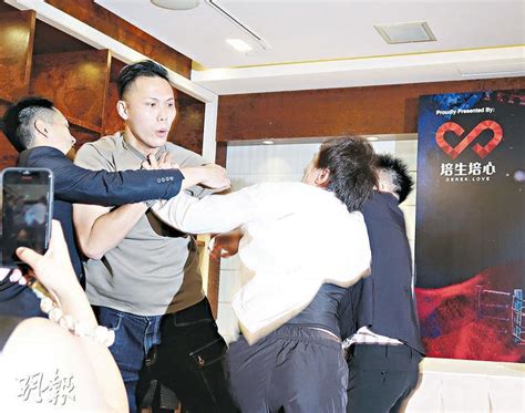 未上擂台先「熱身」 霍哥周永恆記者會埋身肉搏互毆 20230808 Showbiz 明報ol網
