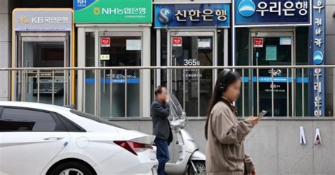 은행들 예·적금 금리만 줄줄이 내린다대출금리는 오름세