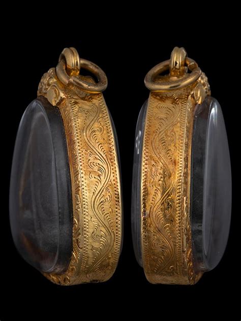 พระปิดตาหลวงปู่โต๊ะ รุ่นปลดหนี้ หลังยันต์ตรี เนื้อผงใบลาน ฝังตะกรุดเงิน ปี21 พร้อมเลี่ยมทอง