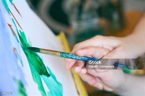 브러쉬 클로즈업으로 소년의 손을 잡고 성인 예술가의 손 창의력 미술 그림 그리기 훈련 전문가 교육에 대한 스톡 사진 및 기타