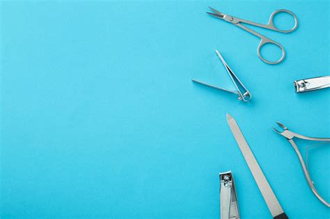 복사 공간이 있는 파란색 배경에 설정된 매니큐어 도구입니다 가위에 대한 스톡 사진 및 기타 이미지 가위 강철 금속