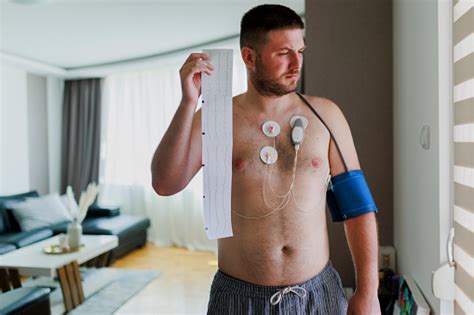 심장 모니터가있는 청년 심장 작업에 대한 연구 심장학 홀터 모니터 의료 진단 건강 관리 병원 심전도 센서 심전도 및 혈압 측정 건강 검진에 대한 스톡 사진 및 기타 이미지