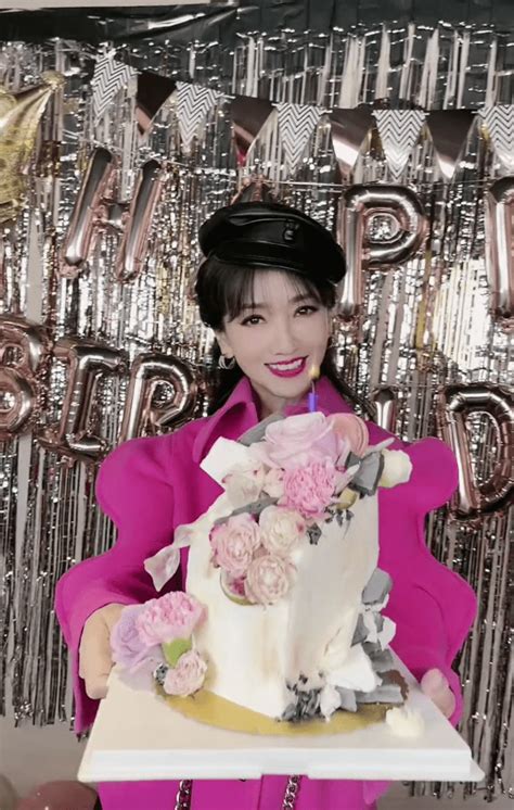 赵雅芝69岁庆生照曝光 状态年轻与儿子合照笑容甜美 新浪图片