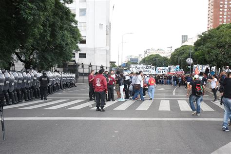 Después De Una Larga Jornada De Tensión Los Manifestantes Levantaron