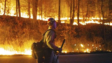 Estados Unidos Combate Incendios Forestales En California Y El Noreste
