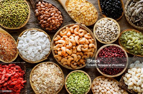 건강하거나 깨끗한 식품 성분 또는 농산물 컨셉을 위해 나무 그릇에 마른 유기농 시리얼과 곡물 씨앗의 다양한 종류 0명에 대한 스톡 사진 및 기타 이미지 Istock