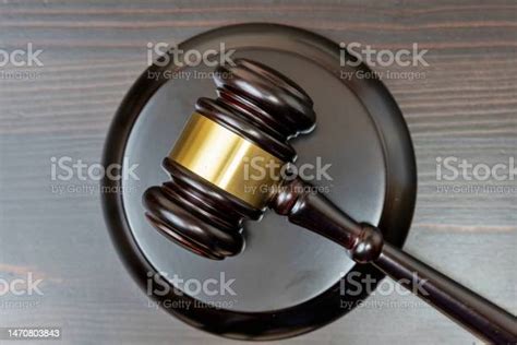 나무 테이블에 판사의 망치 공간을 복사합니다 모두를위한 정의의 개념 0명에 대한 스톡 사진 및 기타 이미지 0명 갈색
