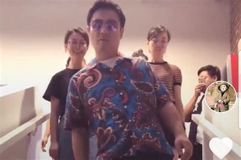 沈腾录小视频再现“十亿元的步伐”，大摇大摆下楼引网友模仿