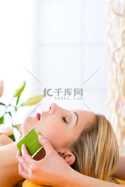 健康 使用芦荟的女性高清摄影大图 千库网
