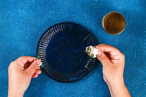 Diy 라마단 카림 초승달은 일회용 판지 접시와 골드 페인트에서 스타와 함께 Diy에 대한 스톡 사진 및 기타 이미지 Diy