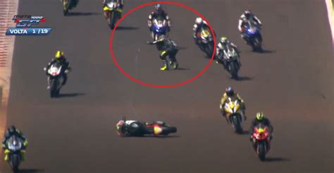 VÍDEO Pilotos sofrem acidente impressionante em corrida de motos em