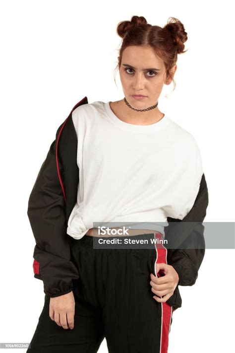 빈 흰색 Streetwear 스타일 검은색과 빨간색 Tracksuit에 소녀 T셔츠 디자인을 적용 하려면 매듭 T 셔츠에 대한