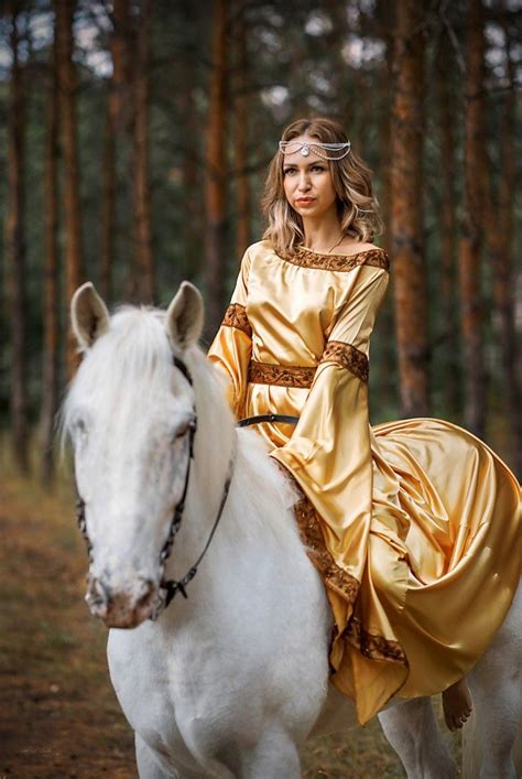Девушка в золотом и конь Амазонка Фотосессия Лошади