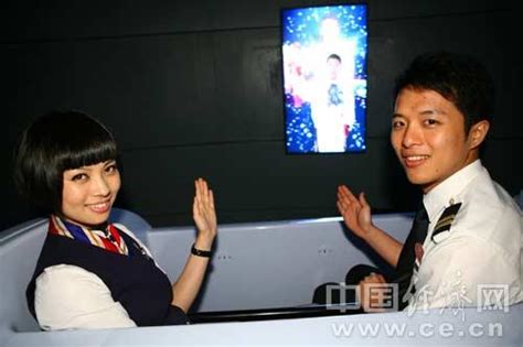 东航 凌燕 空姐导游团携幸运网友畅游中国航空馆 滚动新闻 新浪财经 新浪网