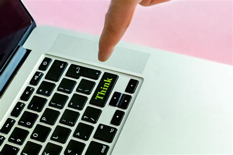 노트북 키보드 격리 개념 V의 버튼에 생각 텍스트를 밀고 사람의 손에 손가락을 닫습니다 개념에 대한 스톡 사진 및 기타 이미지 개념 개성 개념 계획 Istock