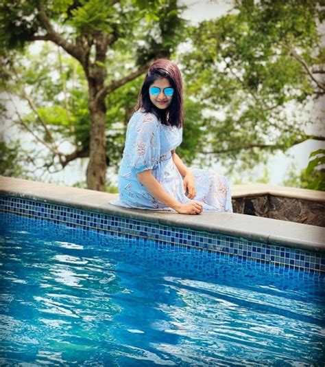 ப்பா எவ்ளோ அழகா இருக்காரு மோனிஷா நெல்சன் பாரீஸில் தனியா பிக்னிக் செய்யும் நெல்சன் மனைவி